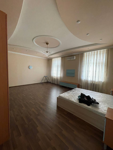 Продается 4/4/4 Попугайчик на Чехова
