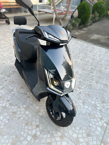 Yadea Skuter model T5