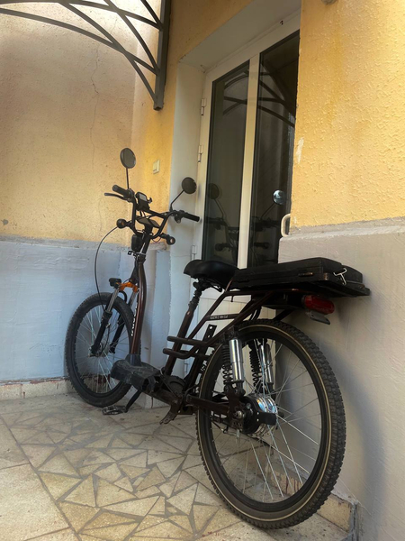 Elektron skuter yurib turibi