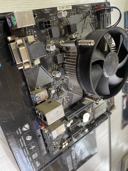Продаётся своя материнская плата ASUS H310M K R2 . 0 i3-9100f   1151