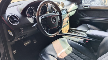 Mercedes ML 350 sotiladi.