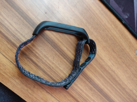 Mi band 5, использовал 2 года есть трещина