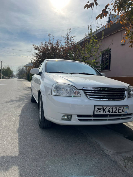 Lacetti 1.8 sotiladi