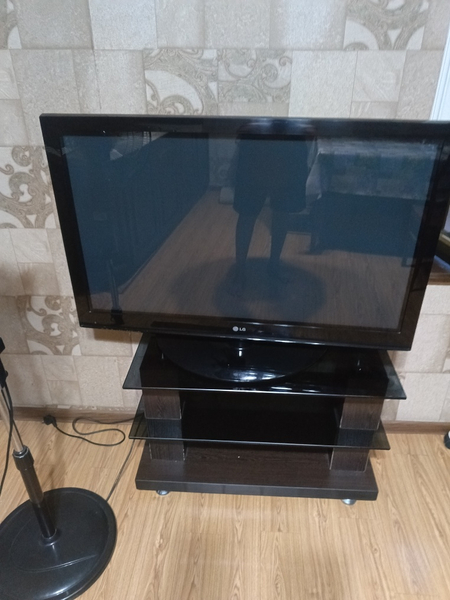 Телевизор LG 42 дюймов с подставкой