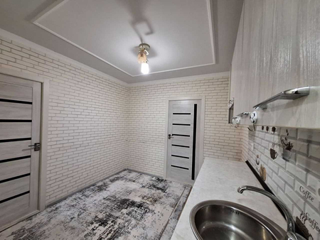 Срочно продается квартира в Мирзо Улугбекском районе 1/7/9  (J3744)