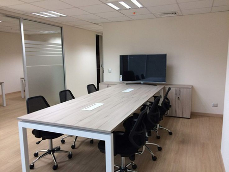 Stol loft peregavorniy