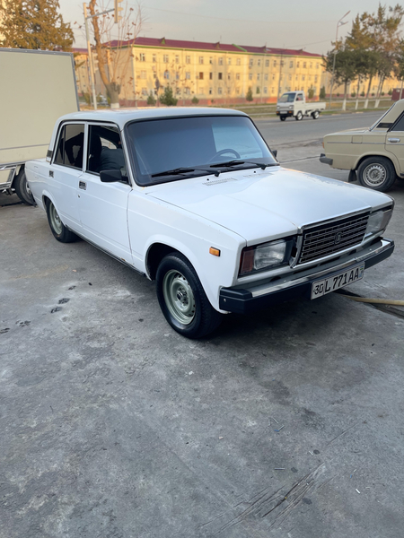 Vaz 2107 sotiladi