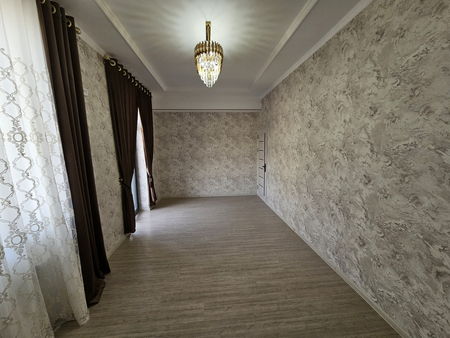 2 xonali 85m² 8-qavat.\\n8 qavatli yangi gʻishtli, LIFTLI dom.\\nManzil :