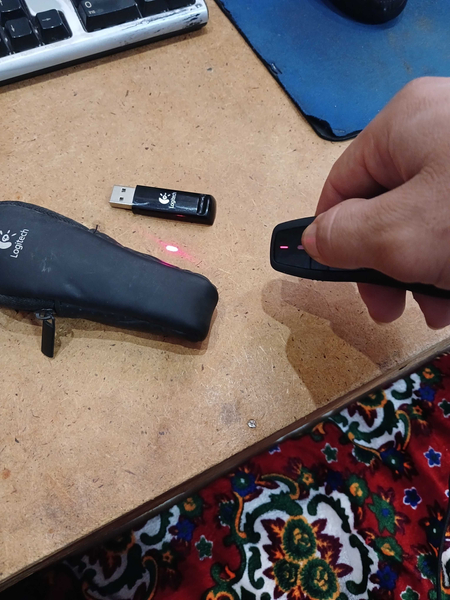 Logitech r400 priezentator pult презинтатор лазер указка