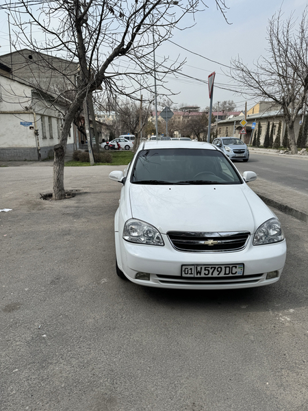Ласетти сотилади