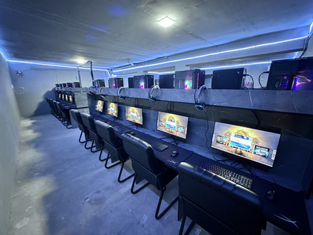 Game club 30ta kompyuter sotiladi stol stullari bilan