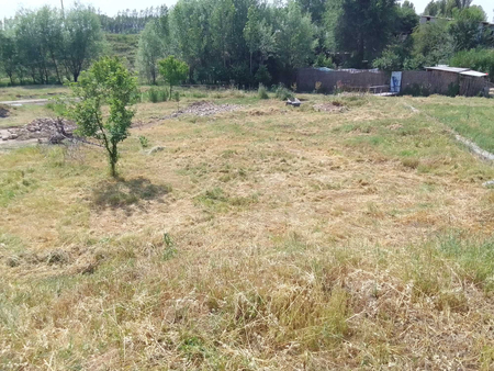 Quruq yer sotiladi hovlini yarmi