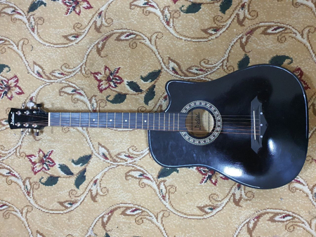 Akustika Gitara sotiladi