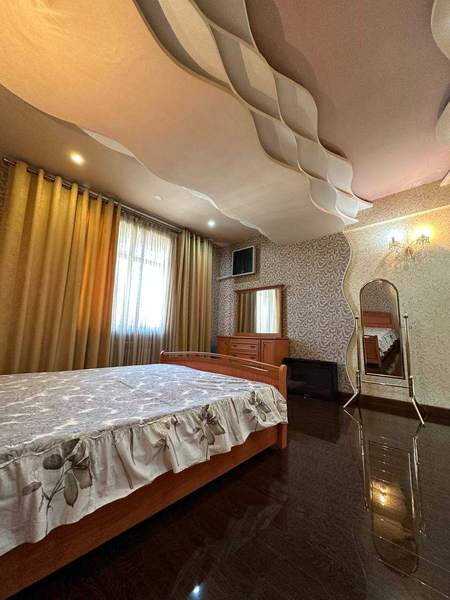 4 ком.квартира,
М-в Госпитальный
Напротив Мирабад Авеню
150 кв.м