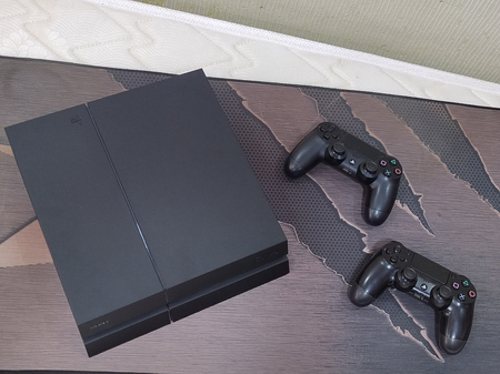 Playstation 4 Fat, 1 TB.