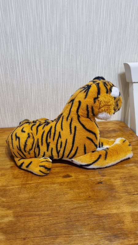 Игрушечное животное тигр