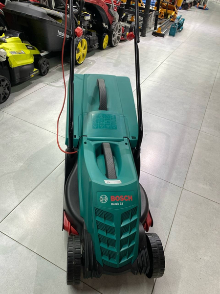 Bosch  birediga  tegishli  bolgan  gazonakasilka  totiladi