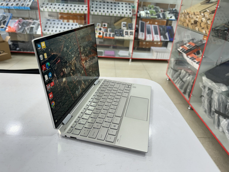 Hp spectre core i7 40 kun ishlatilgan yangidek 4k ekran