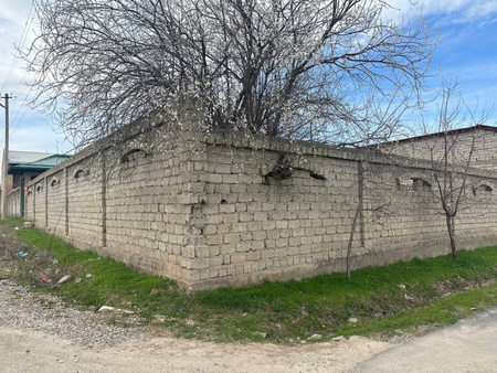 Хасанбой постдан 3 км кирганда  6 сотих угловой ер сотилади