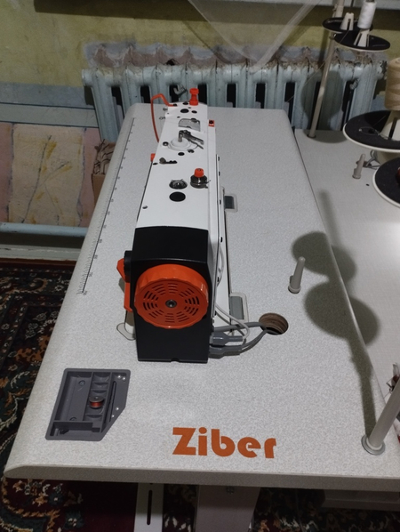 Ziber tikuv mashinasi sotiladi yangi 1 oy boldi  olinganiga