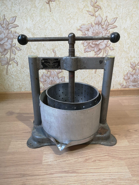 Пресс винтовой ручной для выжимки сока из ягод и фруктов (пр-во СССР)
