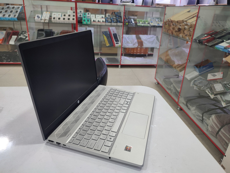 HP Ryzen 3 16 gb operativka 1000 gb SSD metal korpus