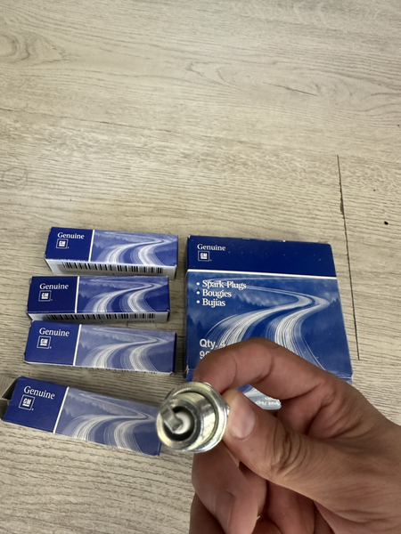 Gm Svecha  Cobalt Gentraga sotiladi Toshkent