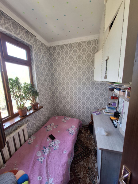 Феруза Продается квартира 2/4/4 балкон 1.5х3 ор-р: Школа 223,205