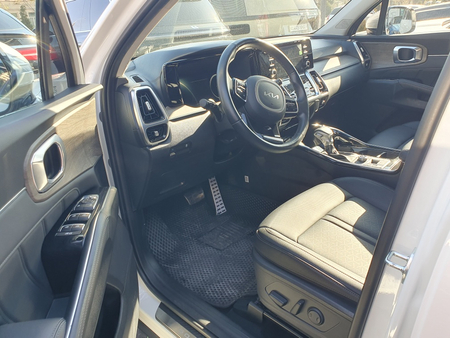 KIA SORENTO. 2.5mator, 7ta oʻrindiqli. 2023. Yurgani 17000.Narxi 33600