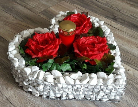 Декоратция из белый камни