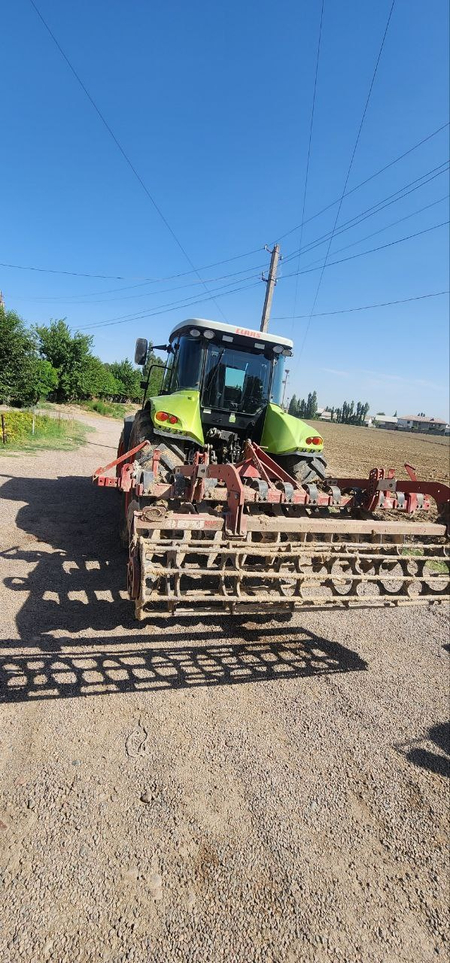 Traktor areon 630
