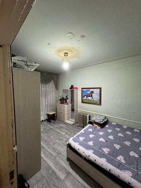 Продается квартира в центре Янгиюля.