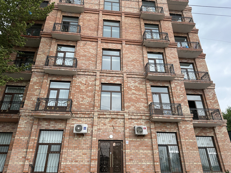 Квартира сотилади. 85 м2 . 3 хонали. 2 та санузел. Евро ремонт 1-кават