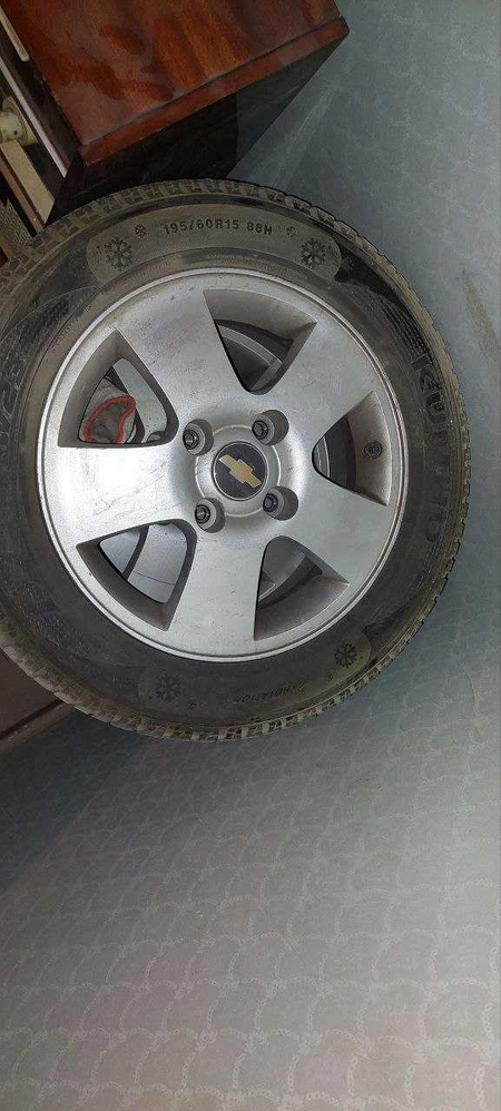 Автомобильные диски с зимними шинами KUMHO размера 195/60R15 88H