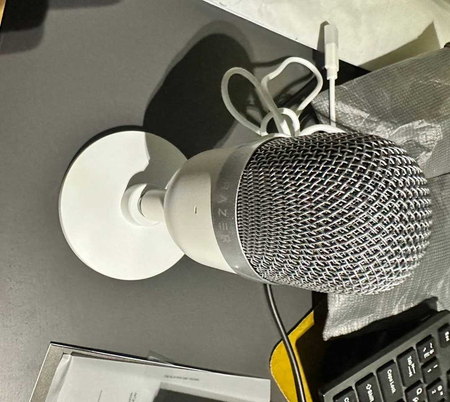 Продам микрофон Razer seiren mini белого цвета