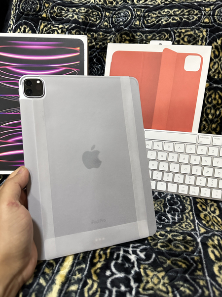 iPad Pro 11 дюймов с чипом M2 (4-поколения) 2024 с чехлом и клавиатур