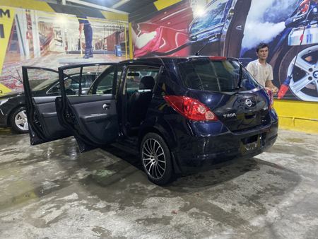 Nissan Tiida 1.8 avtomat lyukli srochna sotiladi.