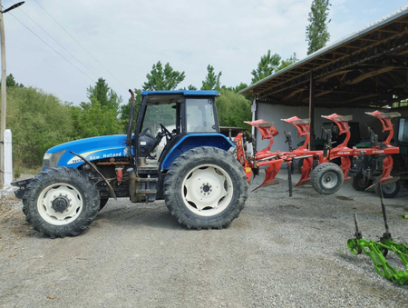 New Holland TS 135 traktori Akpil plugi bilan sotiladi. Plugi yangi