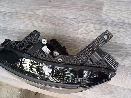 Leapmotor C 11 фара чап томони