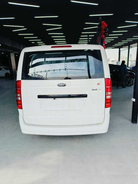 Б правада ҳайдаш мумкин бўлган JAC M3 Plus 9 ўриндиқли  минивен