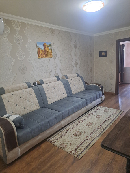 Продаю 4/5/5 массив Феруза-2, вдоль дороги, балкон 2х6.