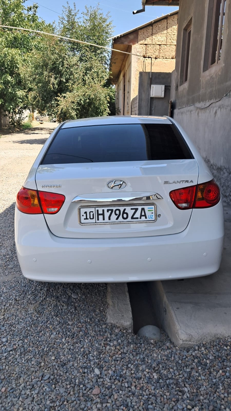 Hyundai elantra sotiladi