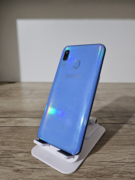 SAMSUNG A40 sotiladi