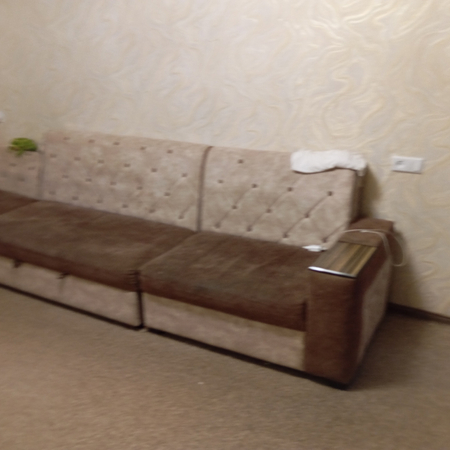 Krugliy divan sotladi