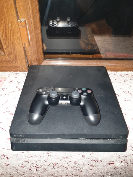 Ps4 slim 1TB  versiya 9.00