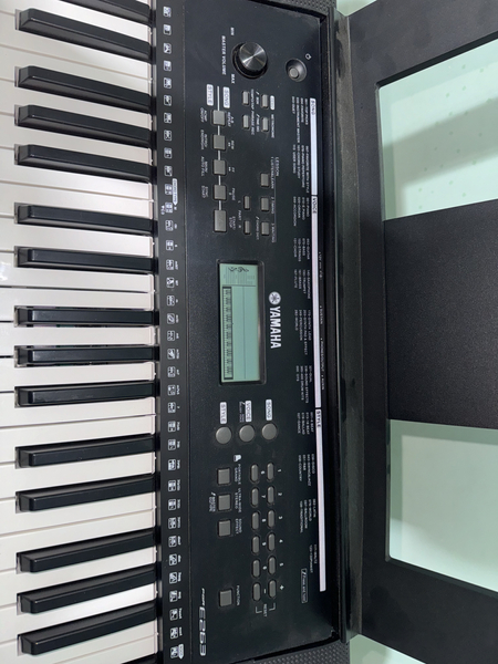 Синтезатор Yamaha E263 в отличном состоянии, в подарок чехол и стойка