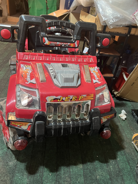 Продам срочно игрушечную автомобиль Jeep