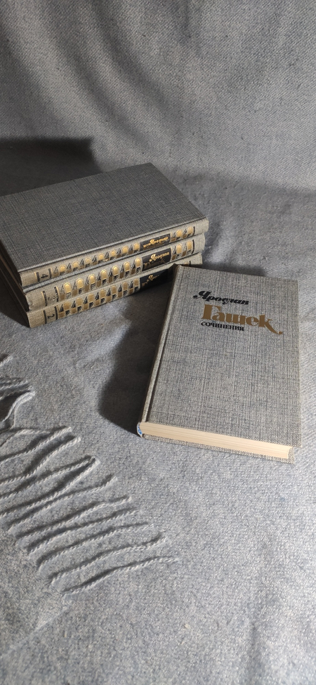 Книги. Продаю очень много книг