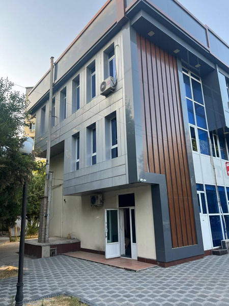 Небольшой  Офис  на  1 этаже здания с отдельным входом на Вуз городке