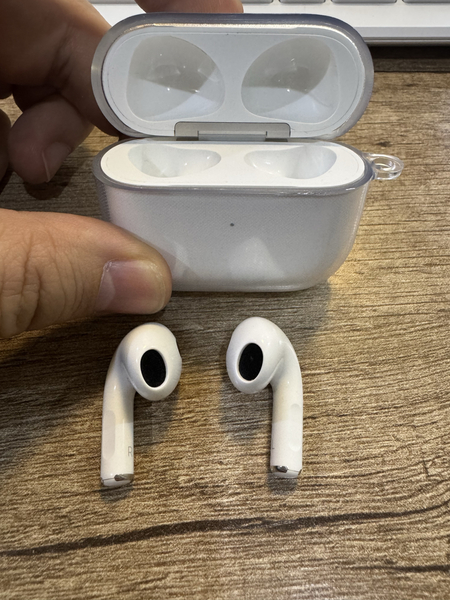 Airpods 3 ideal akkuratniy tutilgan chexolda yurgan polniy